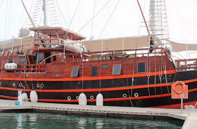 Batam's First Pinisi Boat: A Unique Sailing Experience with Minister ...