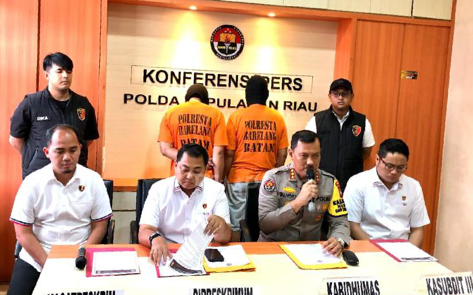 Hypnosis Scam Targets Elderly in Batam Shopping Centers, Two Arrested ...